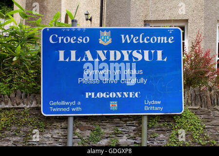 Bilingual Welcome to Wales sign in Welsh and English marking the border ...