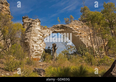 Natural sandstone arch at Mount Moffatt / Carnarvon National Park in ...