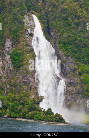 Milford Sound, a famous fiord in New Zealand's Fiordland National Park ...