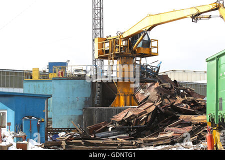 crane to move the scrap metal and other materials Stock Photo - Alamy