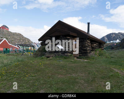 Reconstruction of Inuit Turf House 1993 Sisimiut museum West Greenland ...