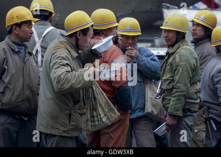 Workers eat their lunch at a construction site Stock Photo - Alamy