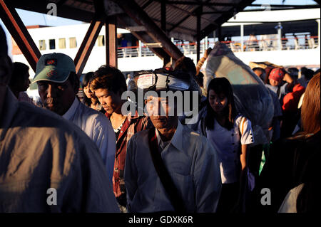 At the Dala jetty in Yangon Stock Photo - Alamy