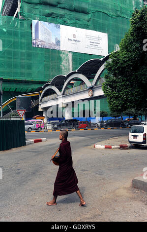 MYANMAR. Yangon. 2015. Sule Square Stock Photo - Alamy