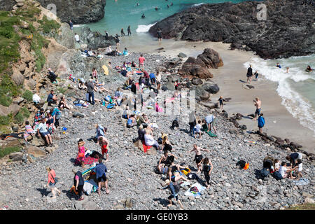 Crowded beach, Kynance Cove, Lizard peninsula, Cornwall, England, UK ...