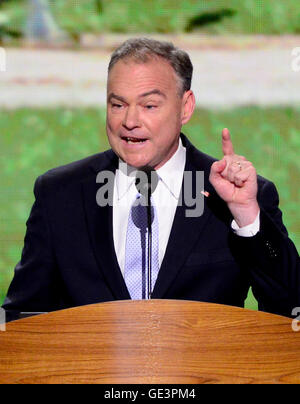 Virginia Democratic U.S. Senate candidate Mark Warner kisses wife Lisa ...