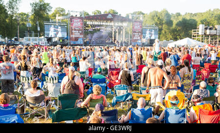 Eau Claire, Wisconsin, USA. 22nd July, 2016. Country musician CLARE ...