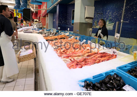 FISH COUNTER a display of sea food,Crab,red Snapper,Prawns Stock Photo ...