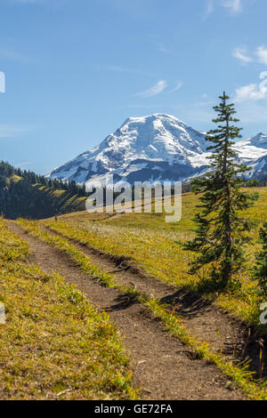 Mount Baker comes into view along Skyline Divide hiking trail Stock ...