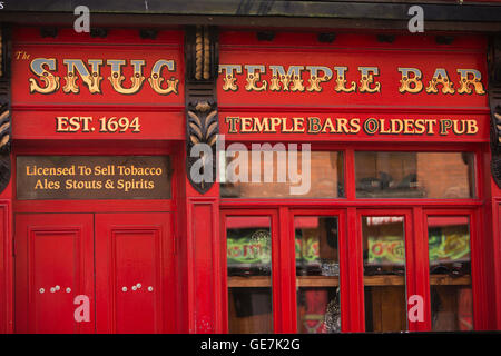 Snug Pub Sign, Temple Bar; Dublin; Ireland Stock Photo - Alamy