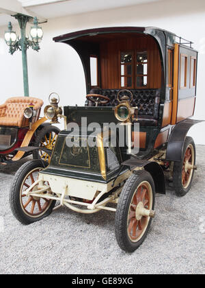 The 1898 Panhard-Levassor Tonneau Ferme Type A2 is a French automobile ...