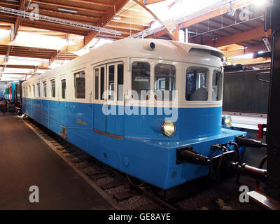 The Renault VH2211 ZZE is an autorail, a French railcar designed for ...