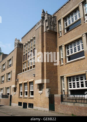 This image features the Berlage Lyceum, located on the Jozef ...