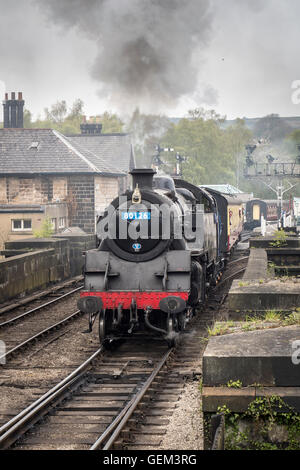 BR Standard Class 4 tank No 80136 (running as 80116) arrives at ...