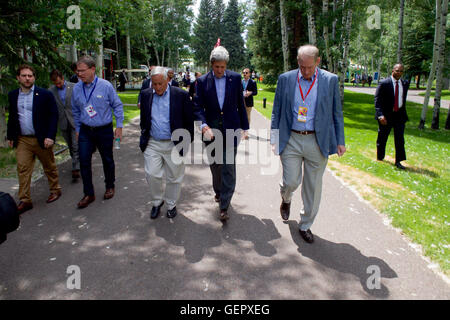 Secretary Kerry Walks With Aspen Institute President and CEO Isaacson ...