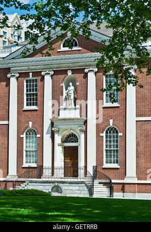 Franklin statue at Library Hall Stock Photo - Alamy