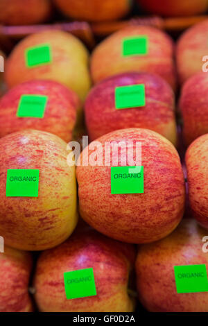 Red apples in grocery store Stock Photo - Alamy