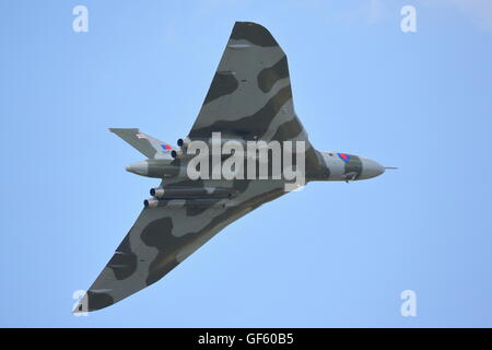 One of the last appearances of the Vulcan at Dunsfold Wings and Wheels ...