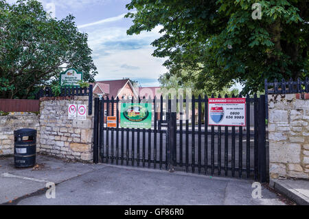 Corby old village primary school Stock Photo - Alamy
