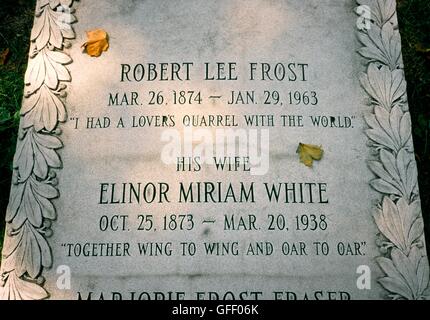 Gravestone of poet Robert Frost and his wife Elinor, ini Bennington ...