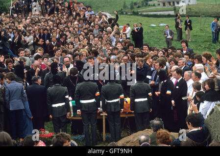 Martin Hurson funeral paramilitary IRA soldiers in disguise carry ...