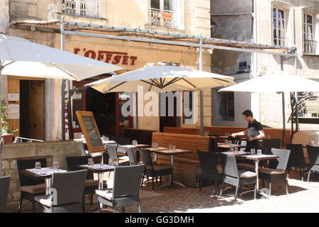 Rue des Teinturiers, Avignon, the restaurant L'Offset near the water ...