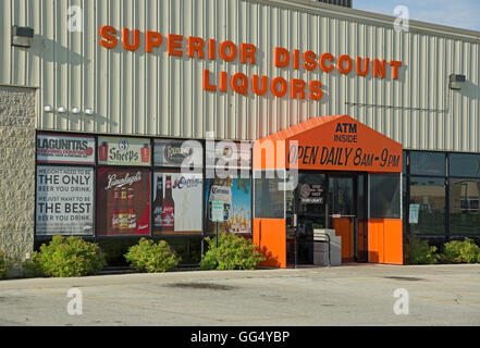 Storefront of a liquor store Stock Photo - Alamy