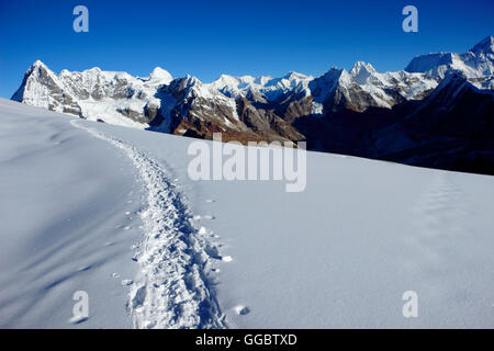 Climbers tracks in snow on route Mera Peak Stock Photo - Alamy
