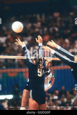 #7 Flo Hyman, USA women's 1984 Olympic volleyball team, in action ...