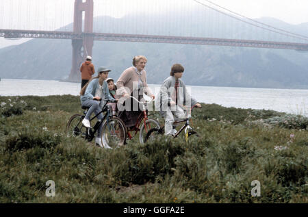 USA. Robin Williams, Lisa Jakub, Matthew Lawrence, and Mara Wilson in a scene from (C)20th ...