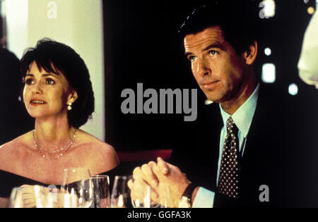 MRS DOUBTFIRE (1993) SALLY FIELD, PIERCE BROSNAN MDF 086 Stock Photo - Alamy