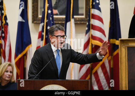 Former Texas Governor Rick Perry is honored as his official portrait is ...