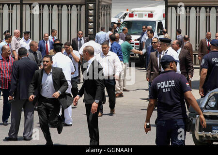 Cairo, Egypt. 5th Aug, 2016. Dema Faham (C), the wife of nobel prize ...