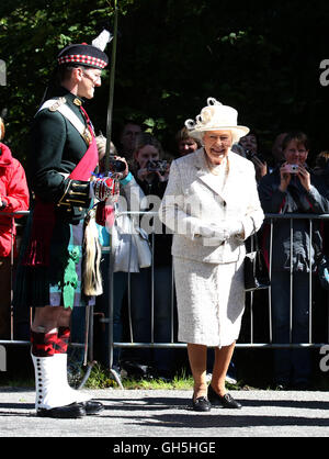 Queen Elizabeth II with Major Dougie Watson Royal Guard Commander at ...