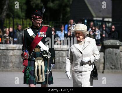 Queen Elizabeth II with Major Dougie Watson Royal Guard Commanders ...