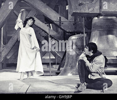 GINA LOLLOBRIGIDA as Esmeralda and ANTHONY QUINN as Quasimodo in THE ...