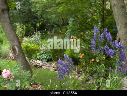 Summer Garden , Iowa, Midwest, flowers, shrubs Stock Photo - Alamy