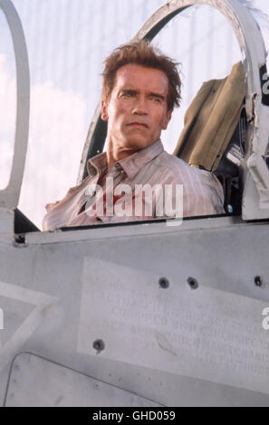 TRUE LIES USA 1994 James Cameron Dana Tasker (ELIZA DUSHKU) and Harry ...