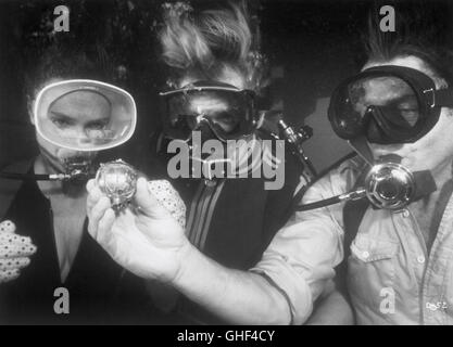 THE DEEP (1977) NICK NOLTE,JACQUELINE BISSET TDP 001 Stock Photo - Alamy