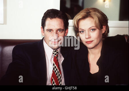 Szene mit Linda Lano (JENNIFER NITSCH) und Mike Badon (MAX TIDORF ...