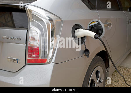 Charging Prius plugin PHEV saloon from solar generated renewable energy ...