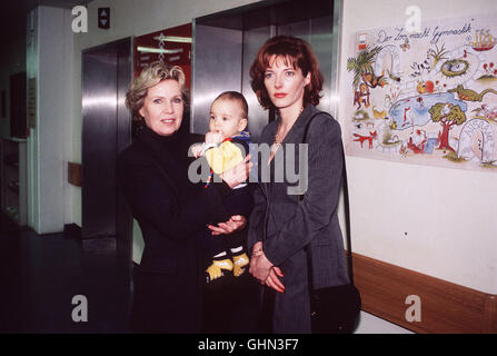 In der Klinik treffen Marie (WITTA POHL,mi) und Tessy (CHRISTIANE ...