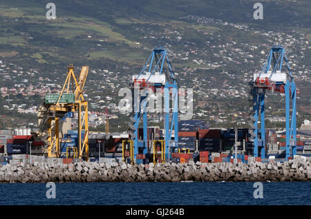 Trucks, bridges and material handling in the industrial port Pointe-des ...