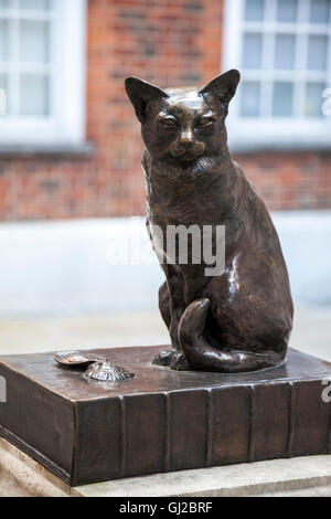 Hodge cat statue outside Dr. Samuel Johnson's House in Gough Square ...
