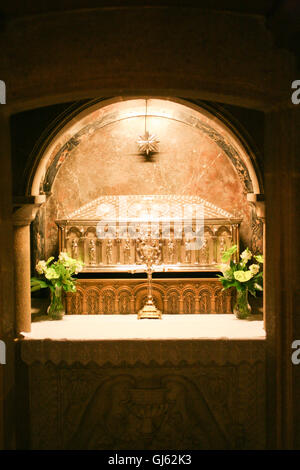 Crypt of Saint James relics in Roman Catholic cathedral, Catedral de ...