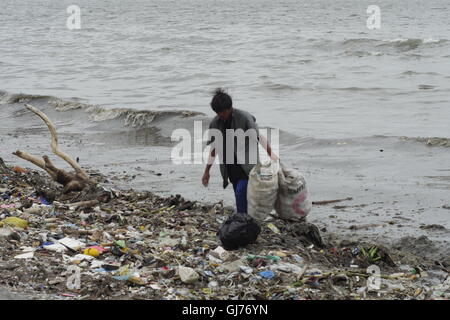 Manila, Philippines. 10th Aug, 2016. The water is completed black from ...