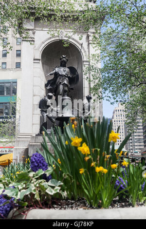 The James Gordon Bennett Monument, Herald Square Park, New York City ...