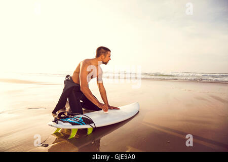 A surfer getting ready for the surf Stock Photo - Alamy