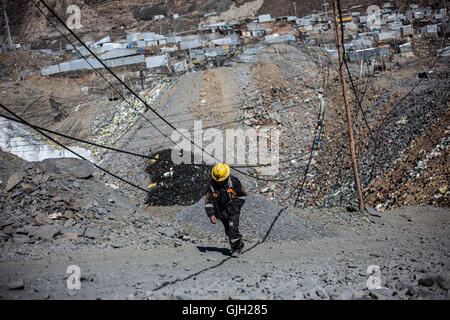 LA RINCONADA, PERU - AUGUST 9, 2016: Bustling commerce in the world's ...