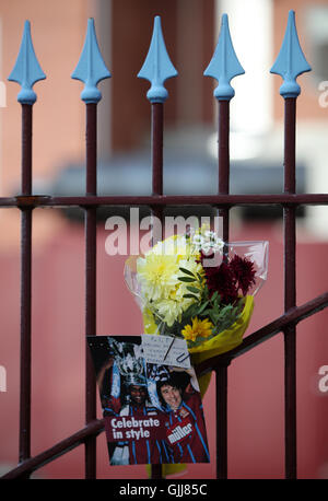Flowers left in memory of former Leeds Rhino player Rob Burrow, outside ...